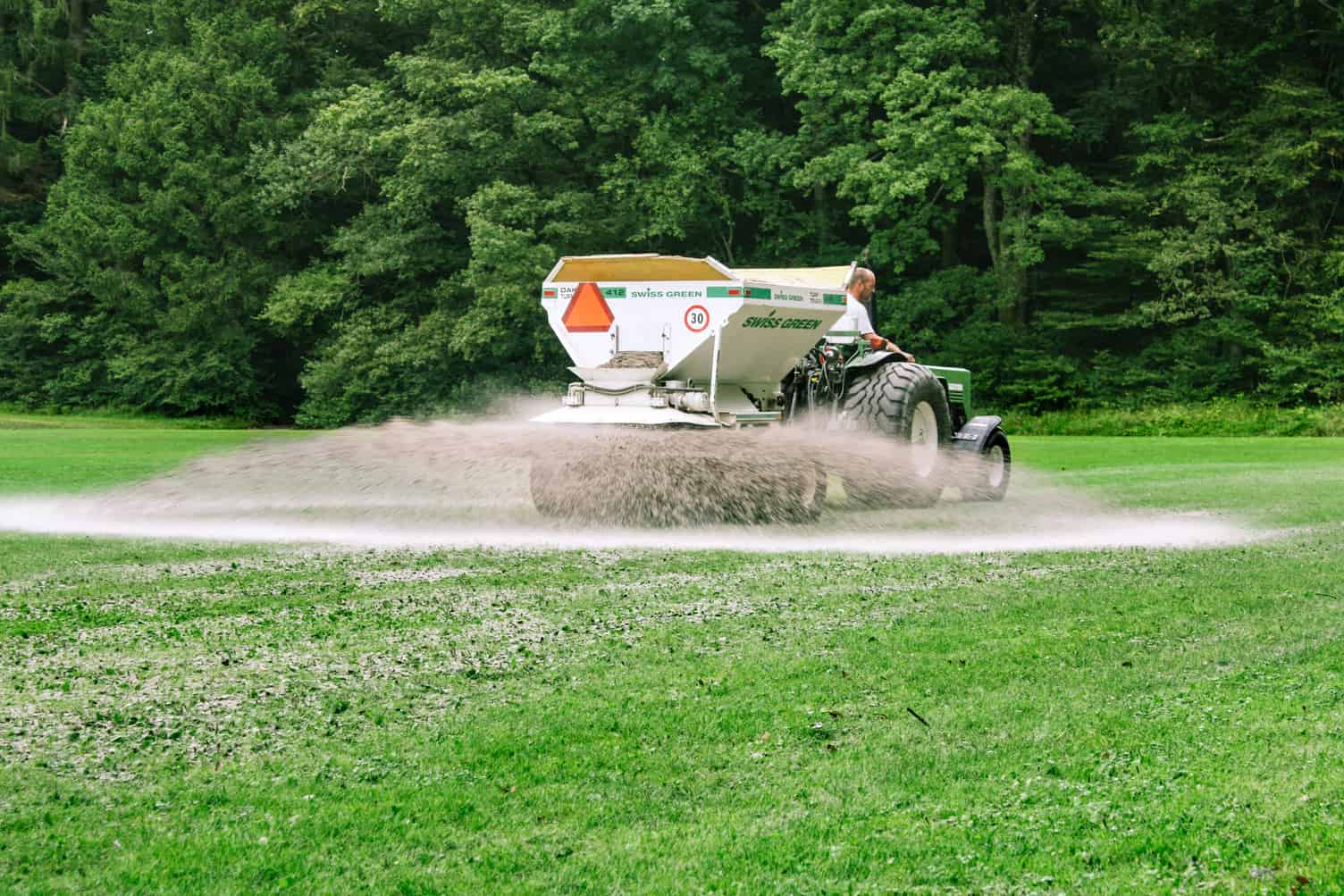 La chaux contre la mousse dans le gazon ? - Blog gazon